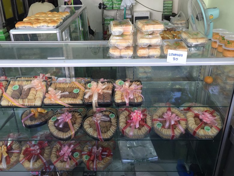 【曼谷美食】BTS Chong Nonsi 站香蘭葉甜點：阿嬤麵包店 Ama Bakery＆姊妹香蘭葉糕 Pandan Thai Cake